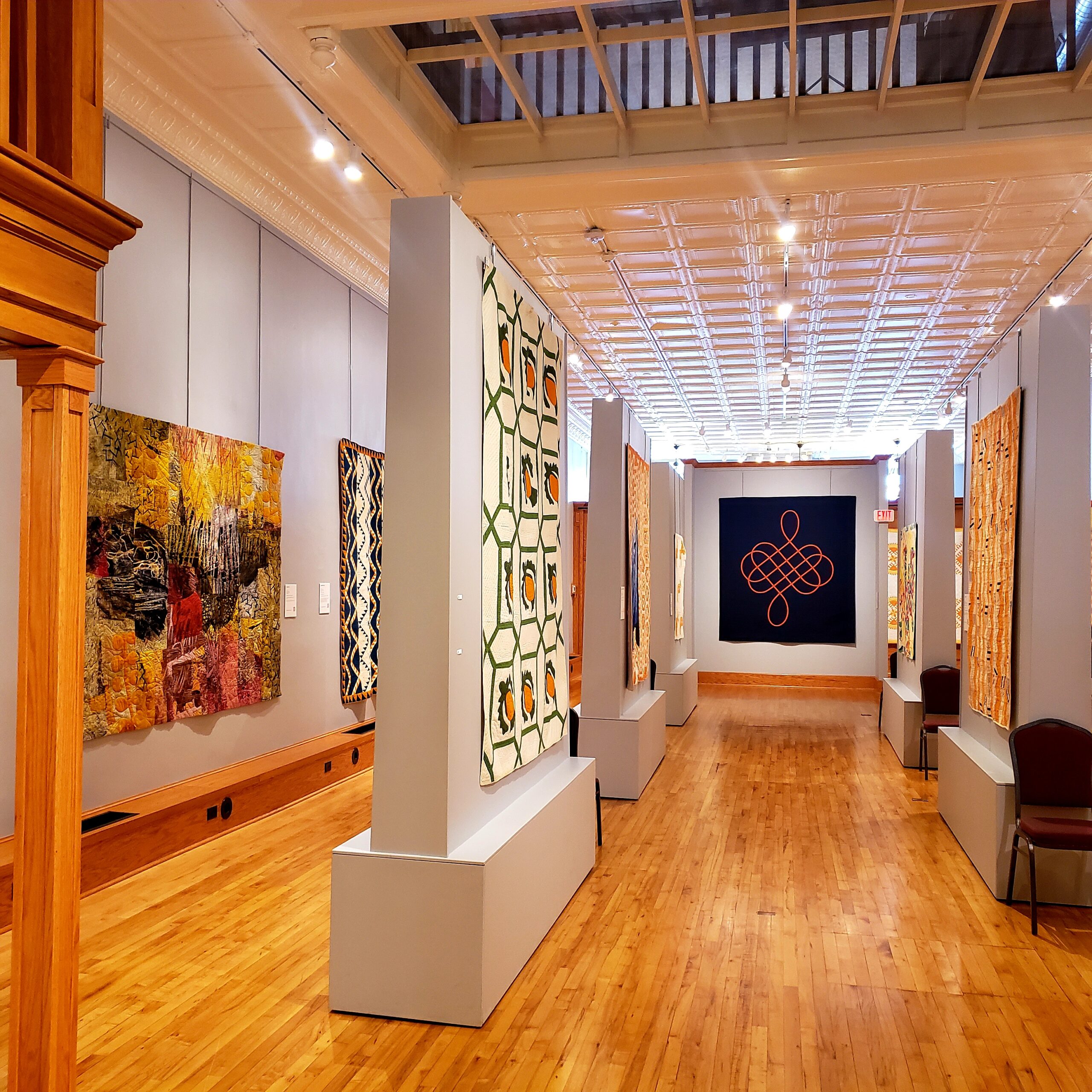 Here Comes the Sun – Current Exhibit | Iowa Quilt Museum
